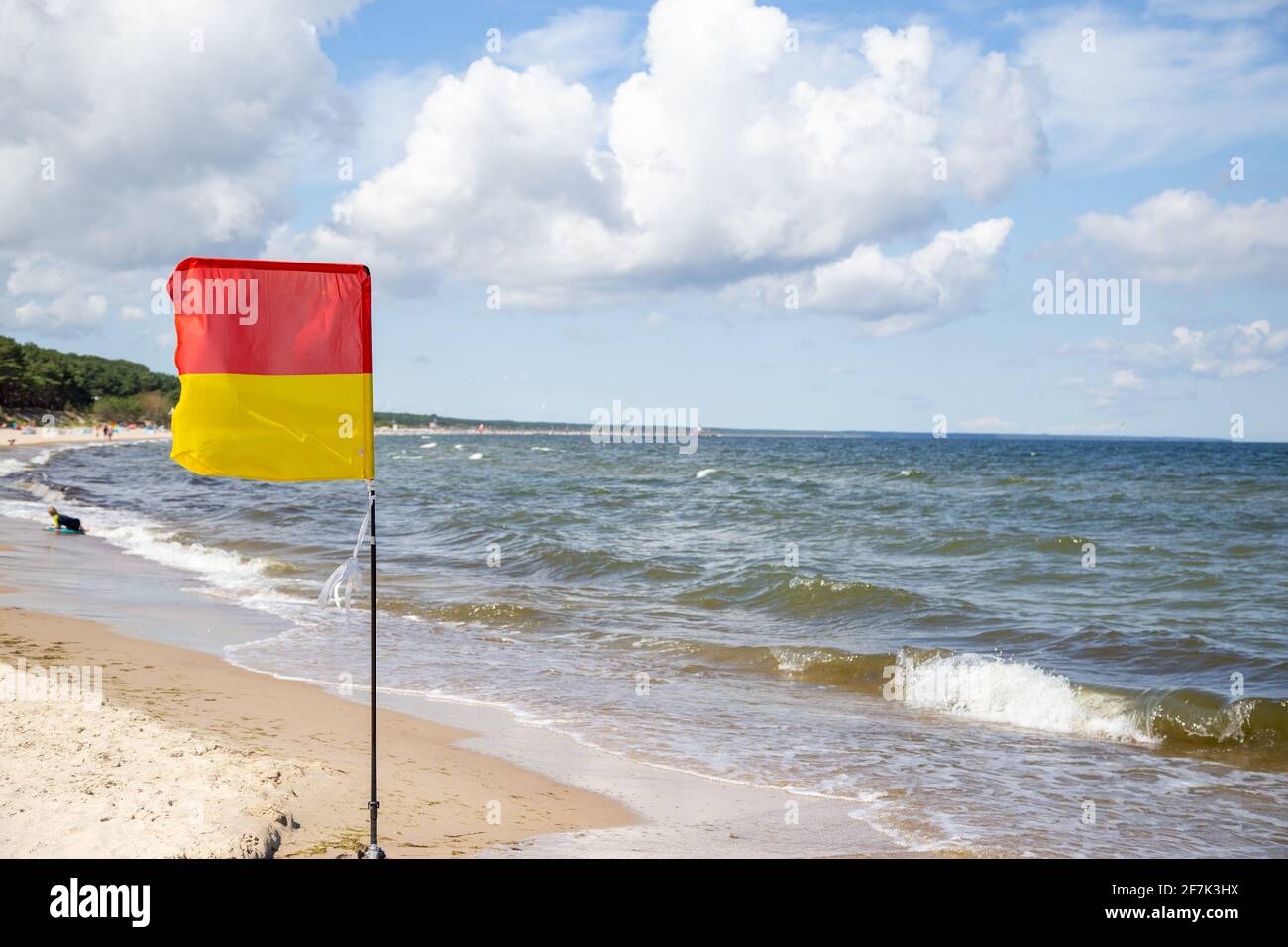 Drapeau rouge et jaune plage Banque de photographies et d’images à ...