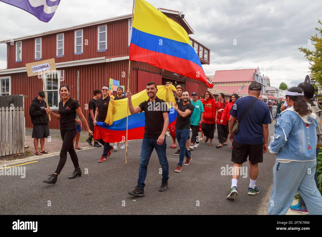 Portant un drapeau rouge et jaune Banque de photographies et d’images à ...
