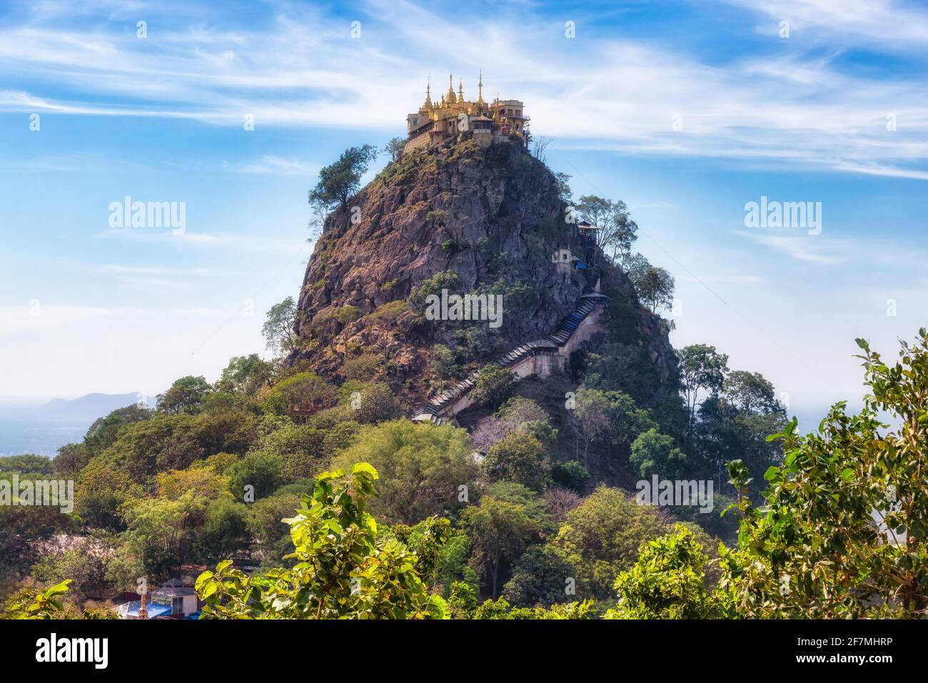 Mount popa temple in myanmar Banque de photographies et d’images à ...