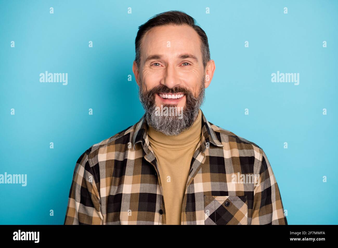 Photo de la personne satisfaite sourire en dents de scie de l'appareil ...