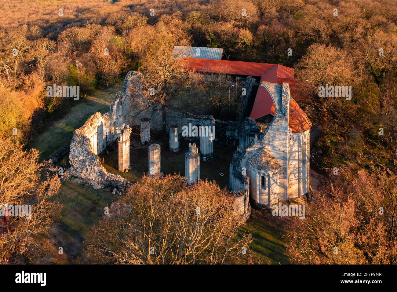 église romane en ruine Banque de photographies et d’images à haute ...