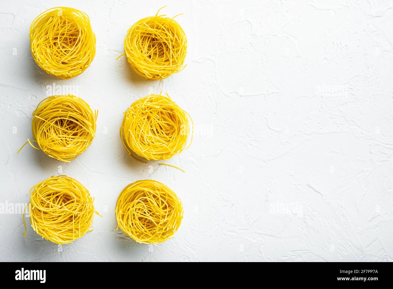 Semoule de blé dur ensemble de tagliarini aux pâtes aux œufs faits ...