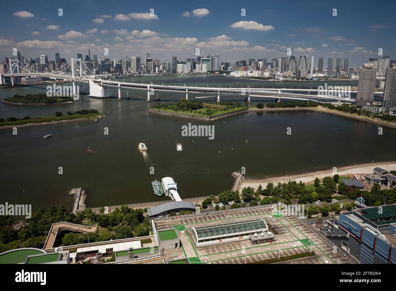 Vue panoramique sur la baie de Tokyo, les gratte-ciel et le pont ...