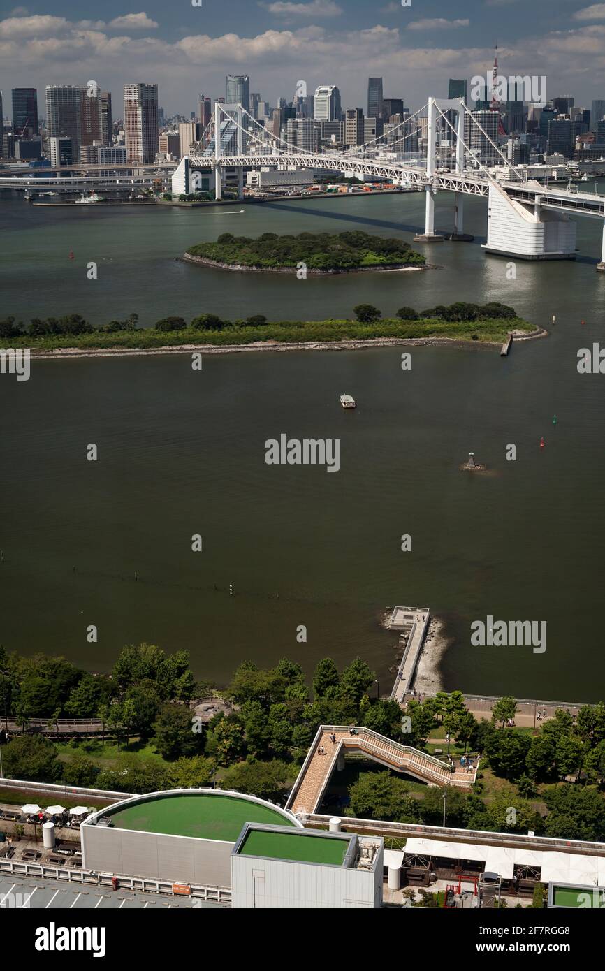Vue aérienne verticale de la baie de Tokyo, des gratte-ciel et du pont ...