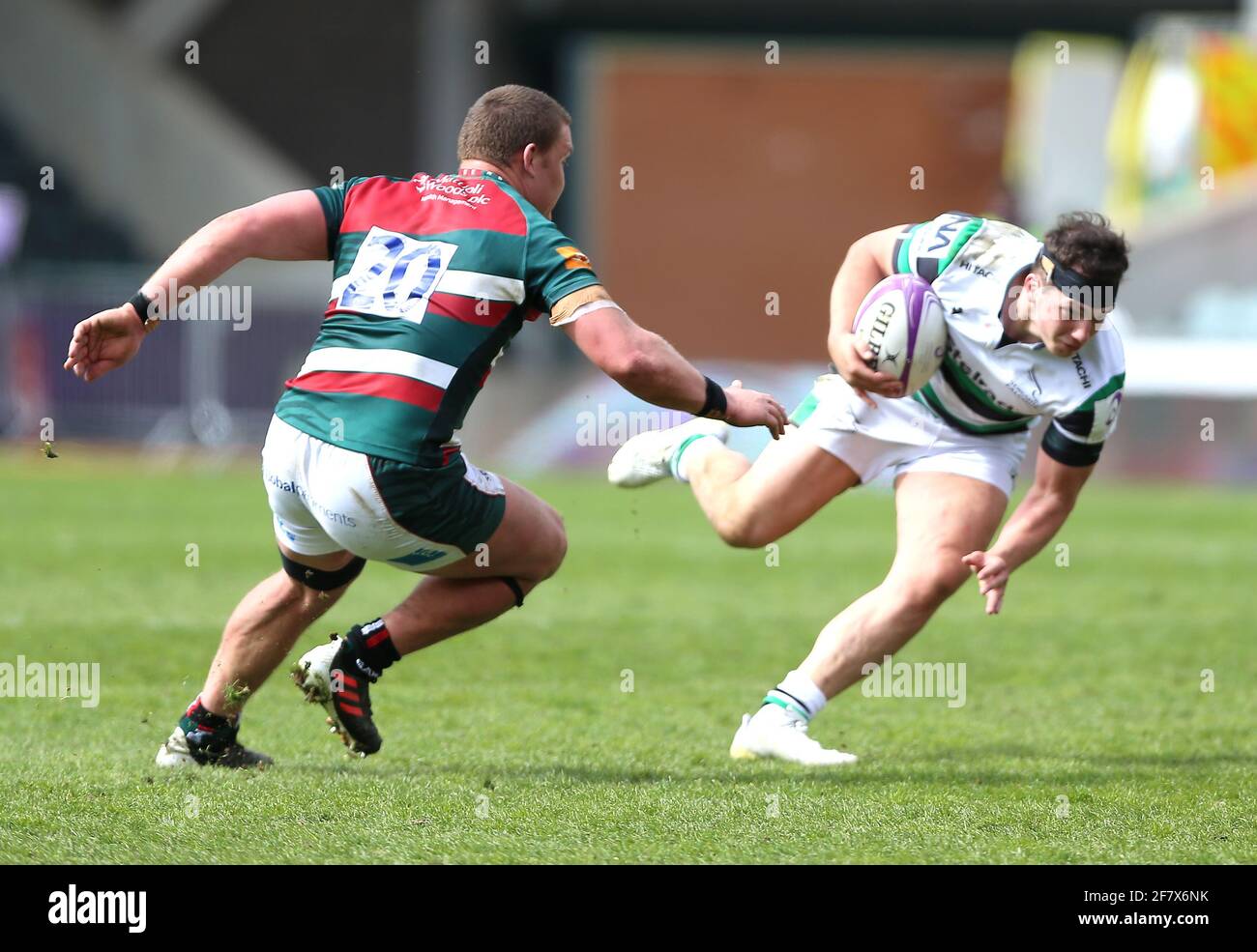 Le Pete Lucock de Newcastle Falcons (à droite) et le Jasper Wiese de ...