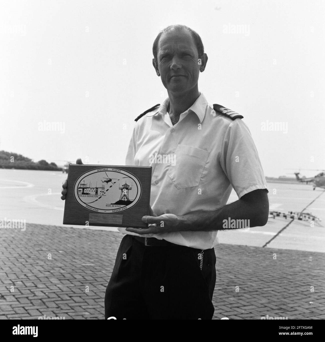 Commandant Vlioquadron 860 Capitaine-lieutenant en mer A. Veenther avec ...