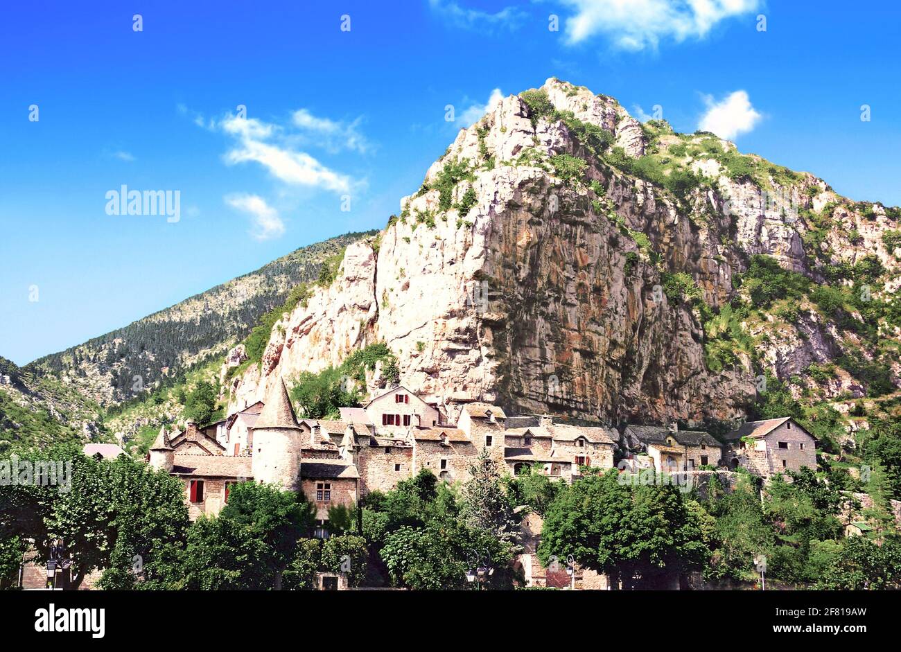Le village de la Malène dans les Gorges du Tarn en Occitanie, France ...