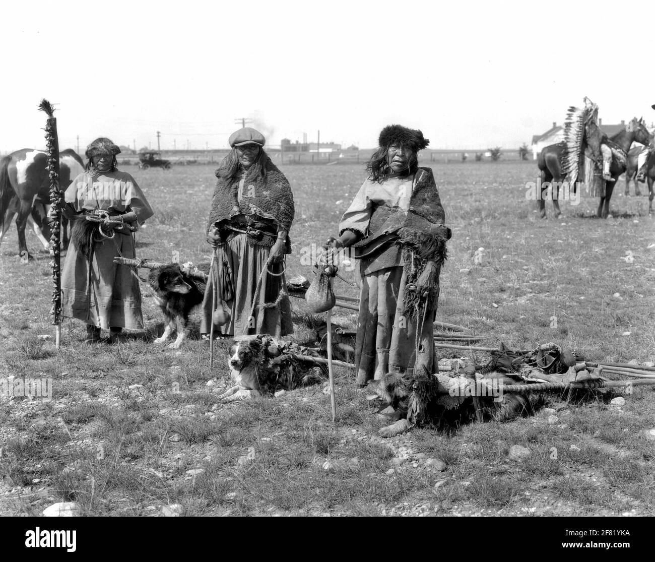 Native women with dog Banque de photographies et d’images à haute ...