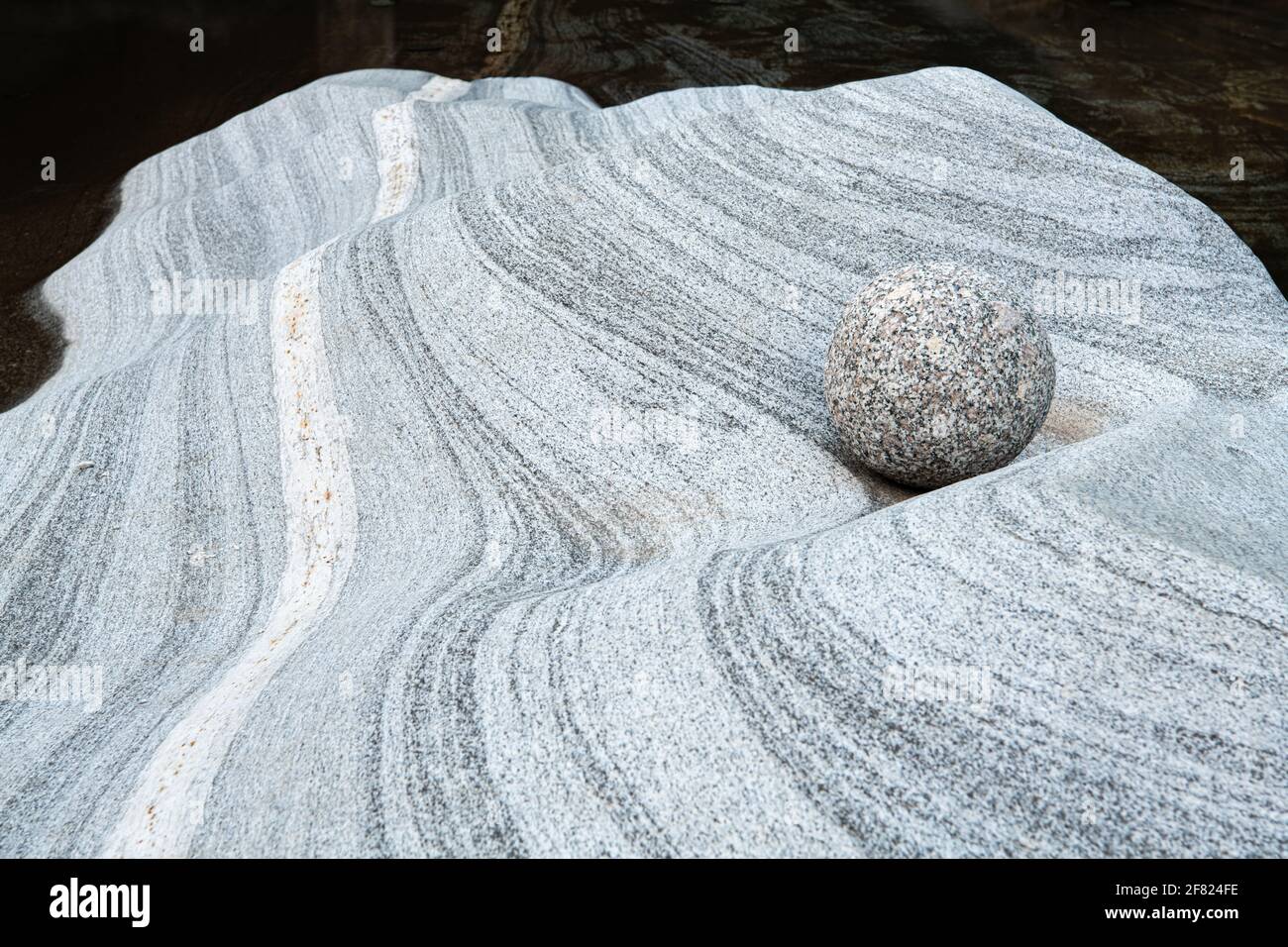 Une boule de pierre protégée dans un moulin glaciaire naturel avec ...