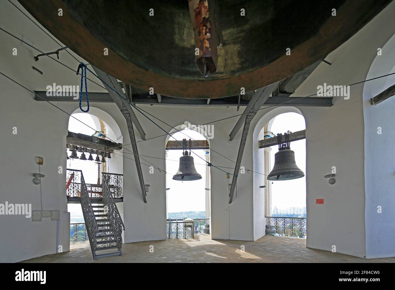 Cloches dans la Grande tour de cloche, le monastère de la grotte de ...