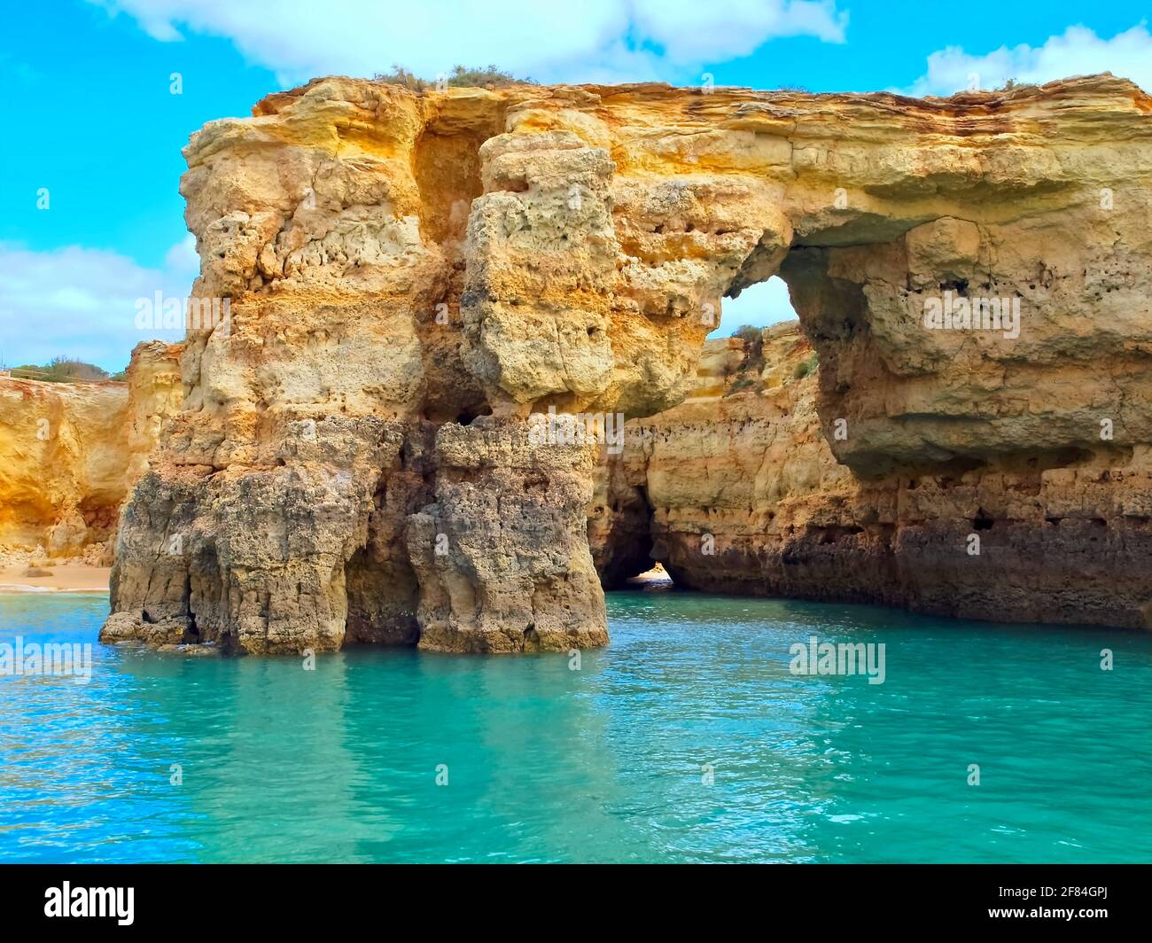 Belle grotte grotte ou vu sur un bateau de Albufeira à Bengadil à la ...