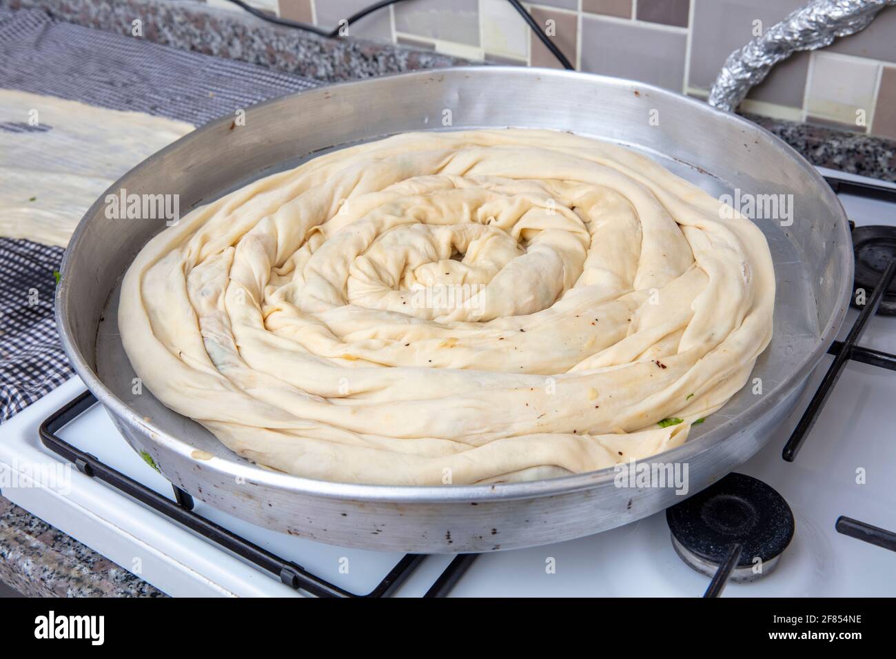 borek bosniaque. Roulés de borek faits maison, épinards, pomme de terre ...