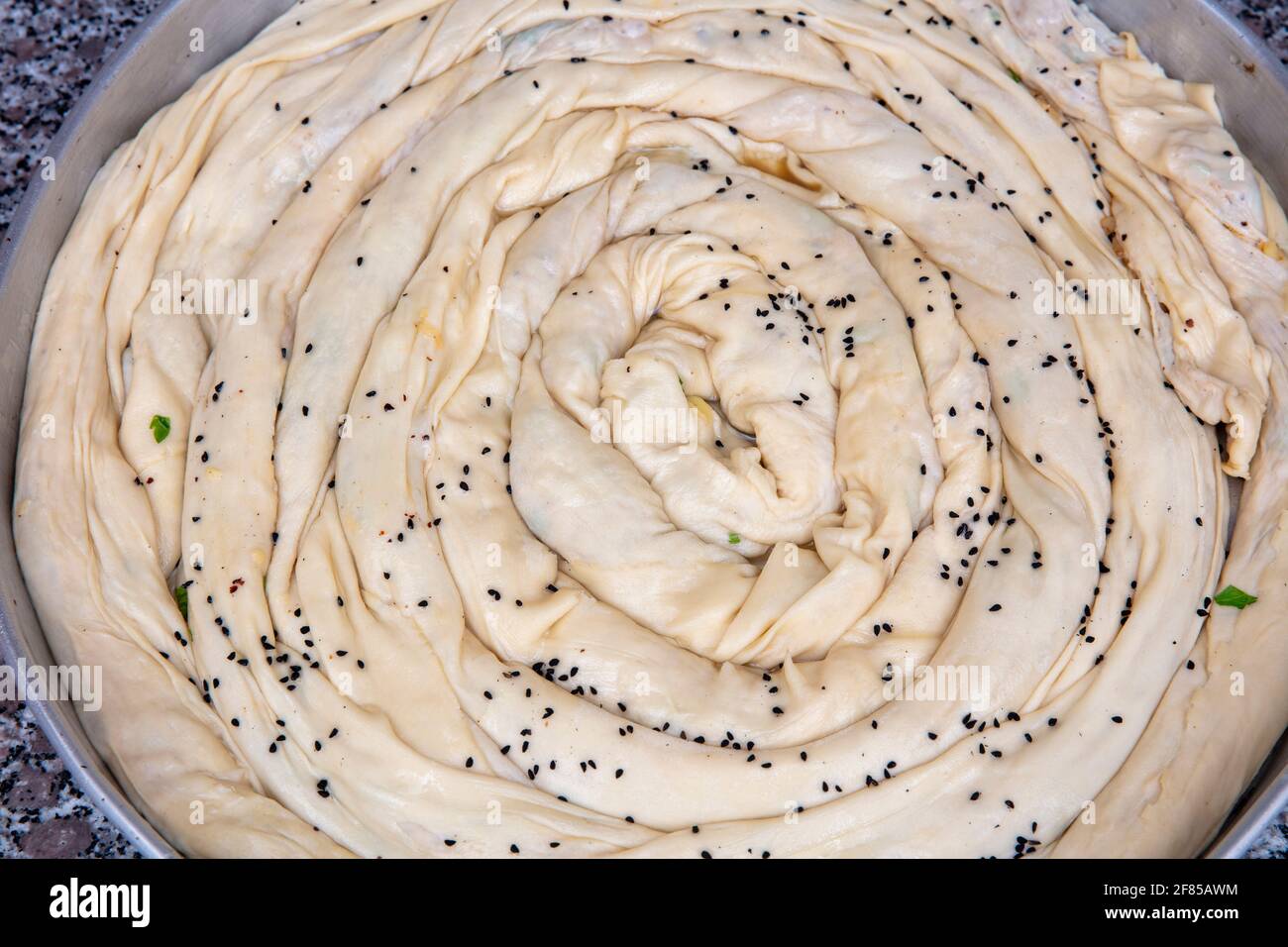 borek bosniaque. Roulés de borek faits maison, épinards, pomme de terre ...
