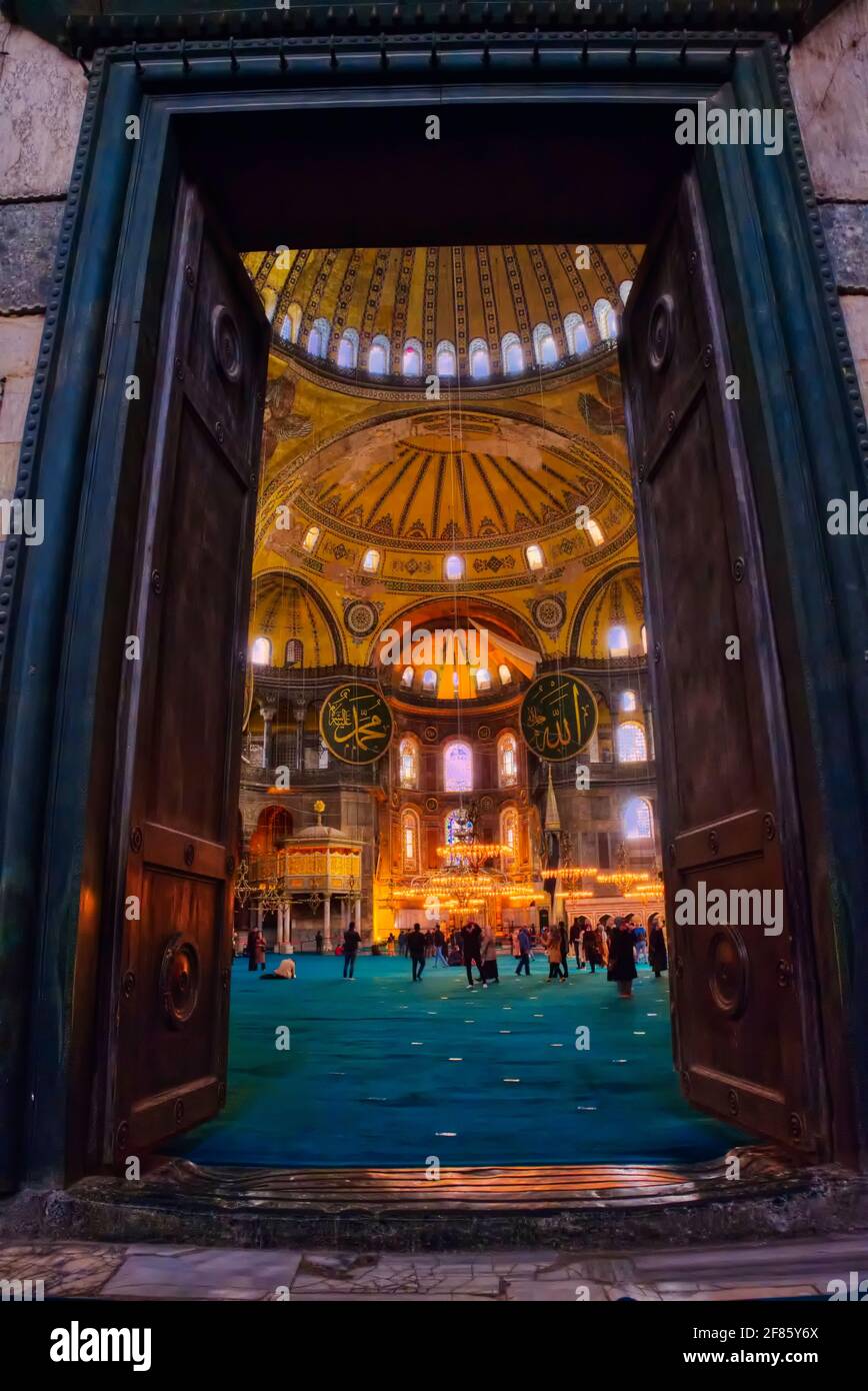 La basilique Sainte-Sophie est une énorme merveille architecturale à ...