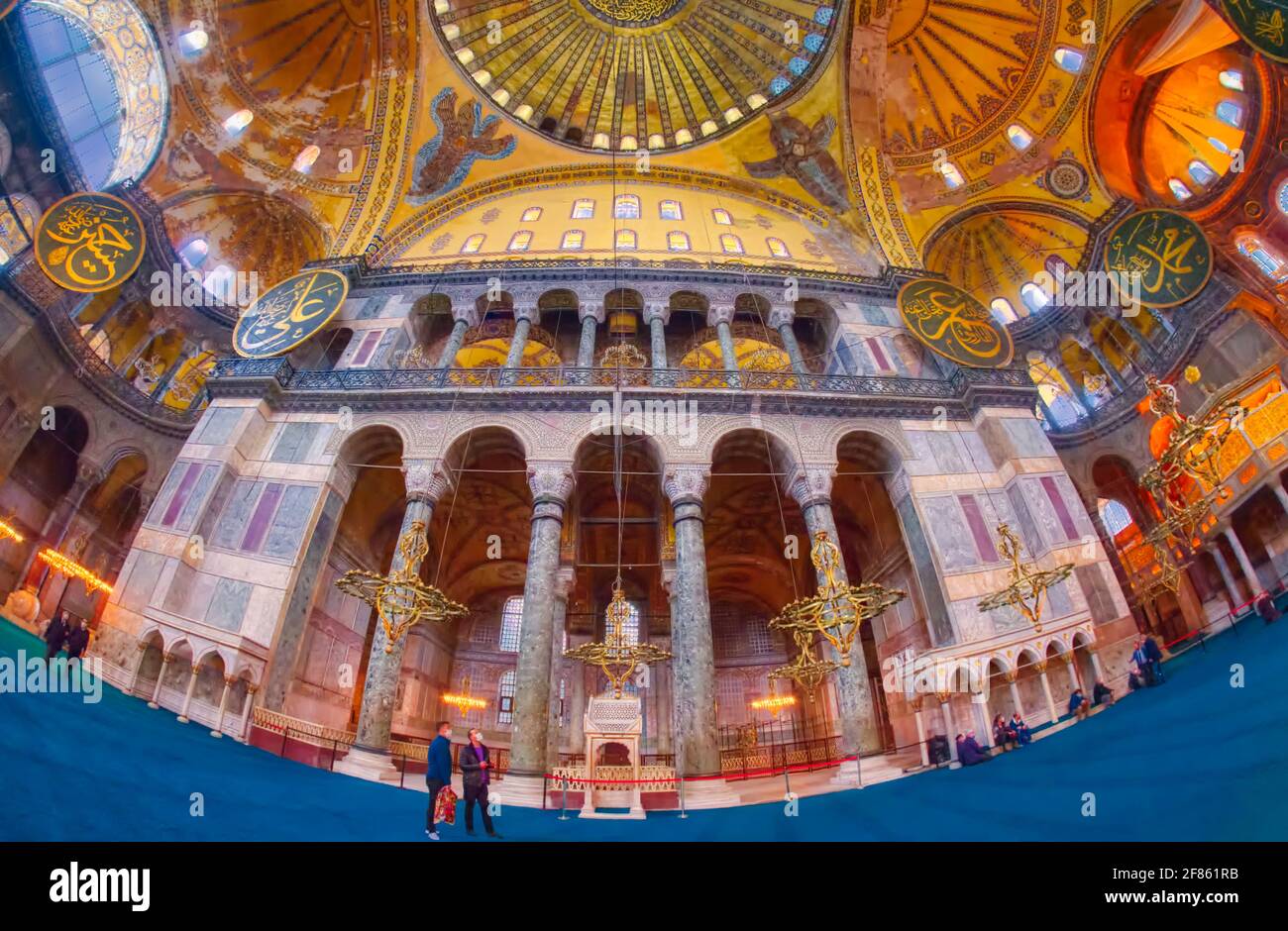 La basilique Sainte-Sophie est une énorme merveille architecturale à Istanbul, en Turquie, qui a ...