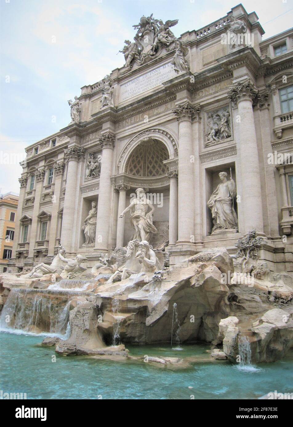 La célèbre et belle fontaine de Trevi à Rome, en Italie, le jour d'été ...
