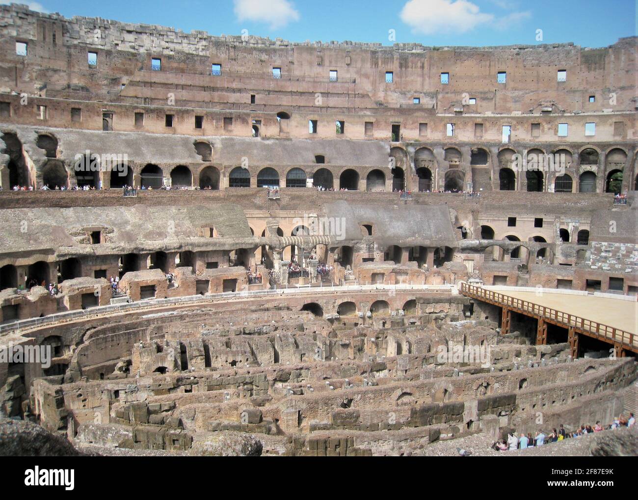 Le célèbre et beau Colisée du centre-ville de Rome, en Italie, est le ...