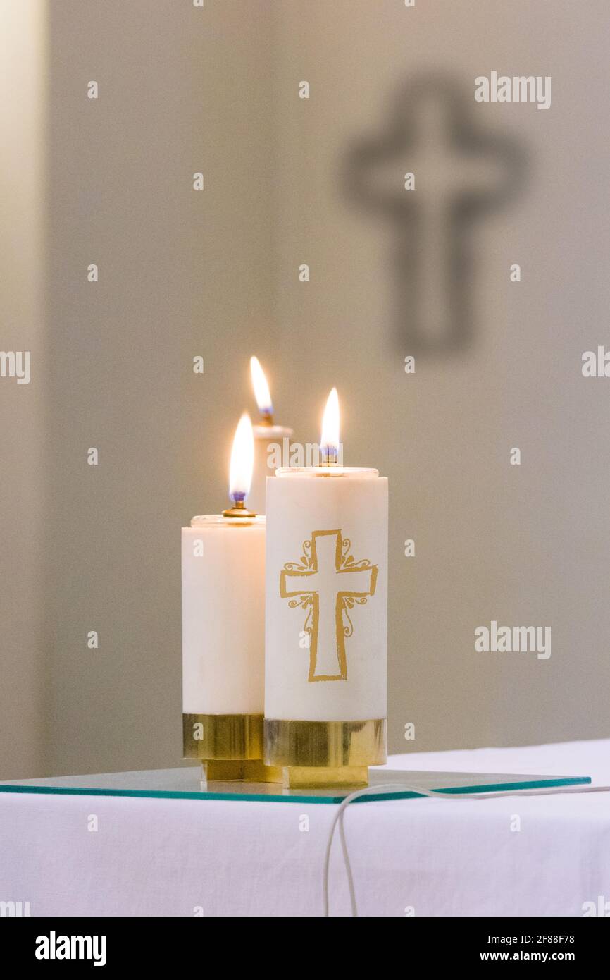 Cierge pascal avec sa lumière vient de l'Esprit Saint et accompagne ...