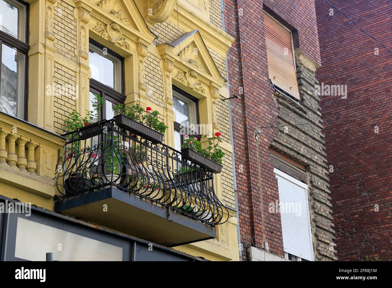 Bâtiment en brique avec balcon en fer Banque de photographies et d ...