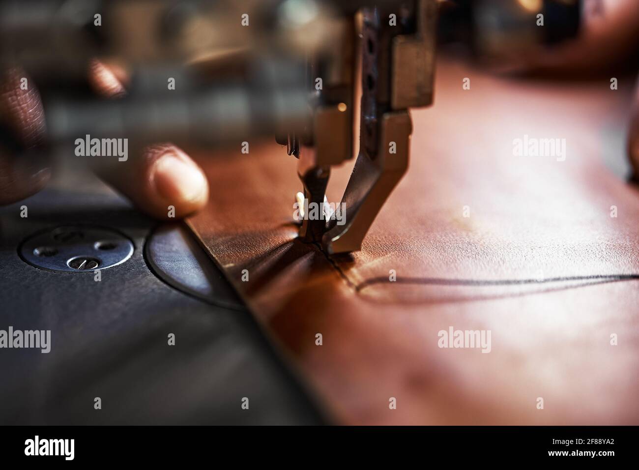 Processus de travail de l'artisan du cuir. Tanner ou skinner rade cuir ...