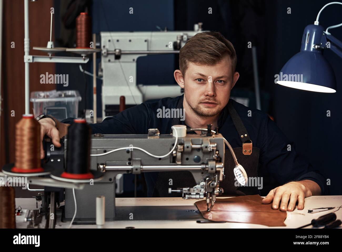 Processus de travail de l'artisan du cuir. Tanner ou skinner rade cuir ...