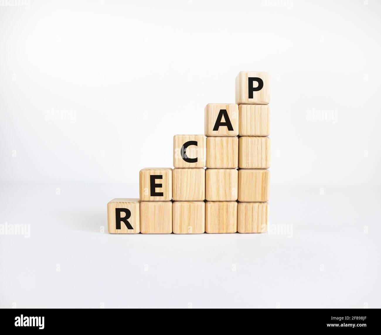 Symbole de récapitulatif. Cubes en bois avec le mot « recap » empilant ...