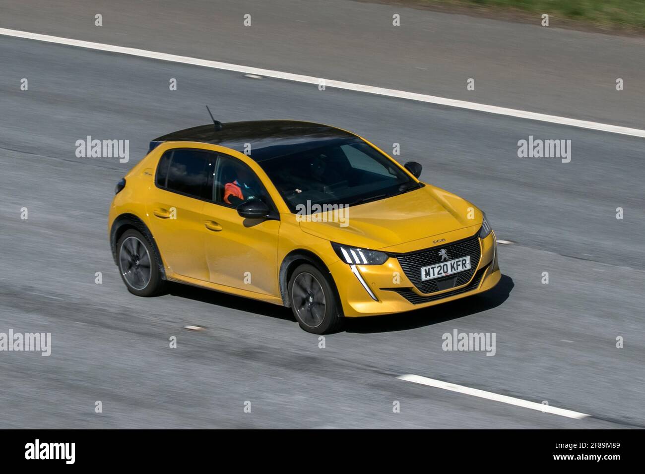 Peugeot 208 gt line voitures jaunes Banque de photographies et d’images ...