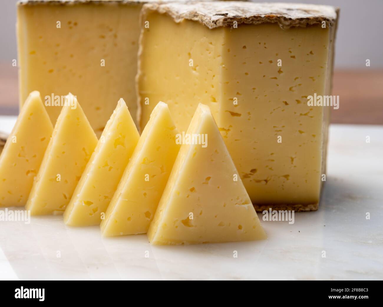 Collection de fromages, tomme de Savoie de Savoie dans les Alpes ...