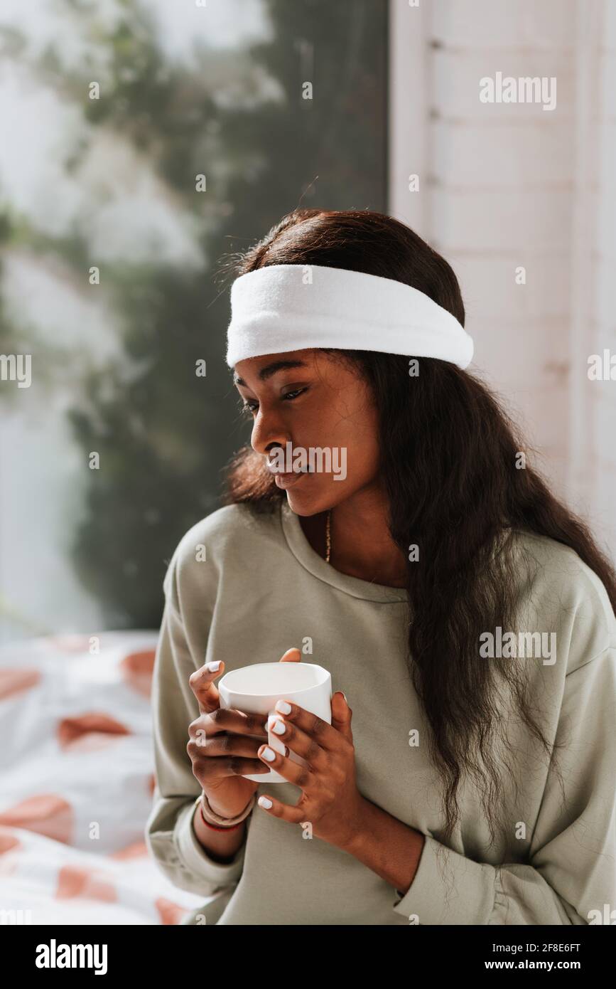 Belle Jeune Femme Africaine Portant Un Bandeau Blanc Tenant Un Tasse En