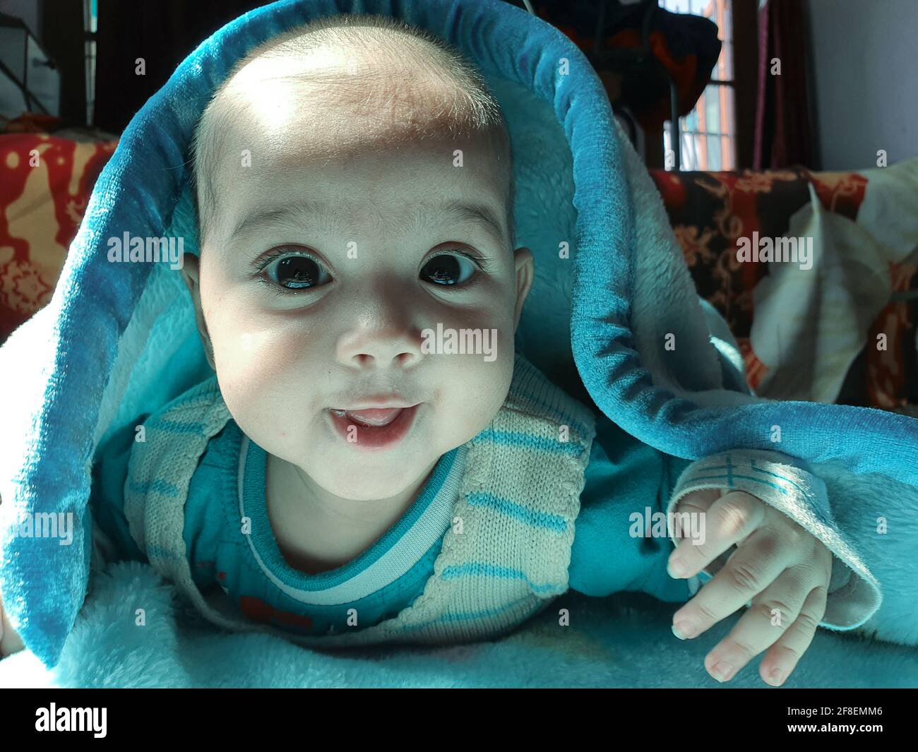 Magnifique enfant différentes poses semble très beau. Les petits ...