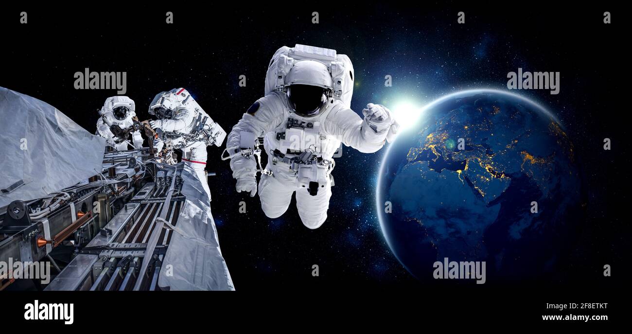 L'astronaute Spaceman fait de la sortie dans l'espace tout en ...