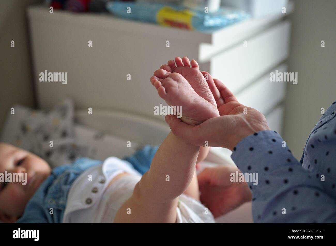 Mére changer couche diaper Banque de photographies et d’images à haute ...