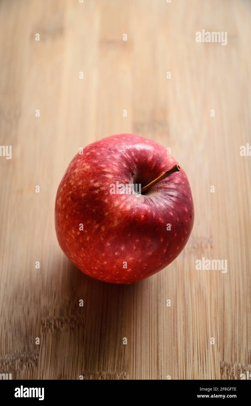 Fruits sur une planche de bois Banque de photographies et d’images à ...