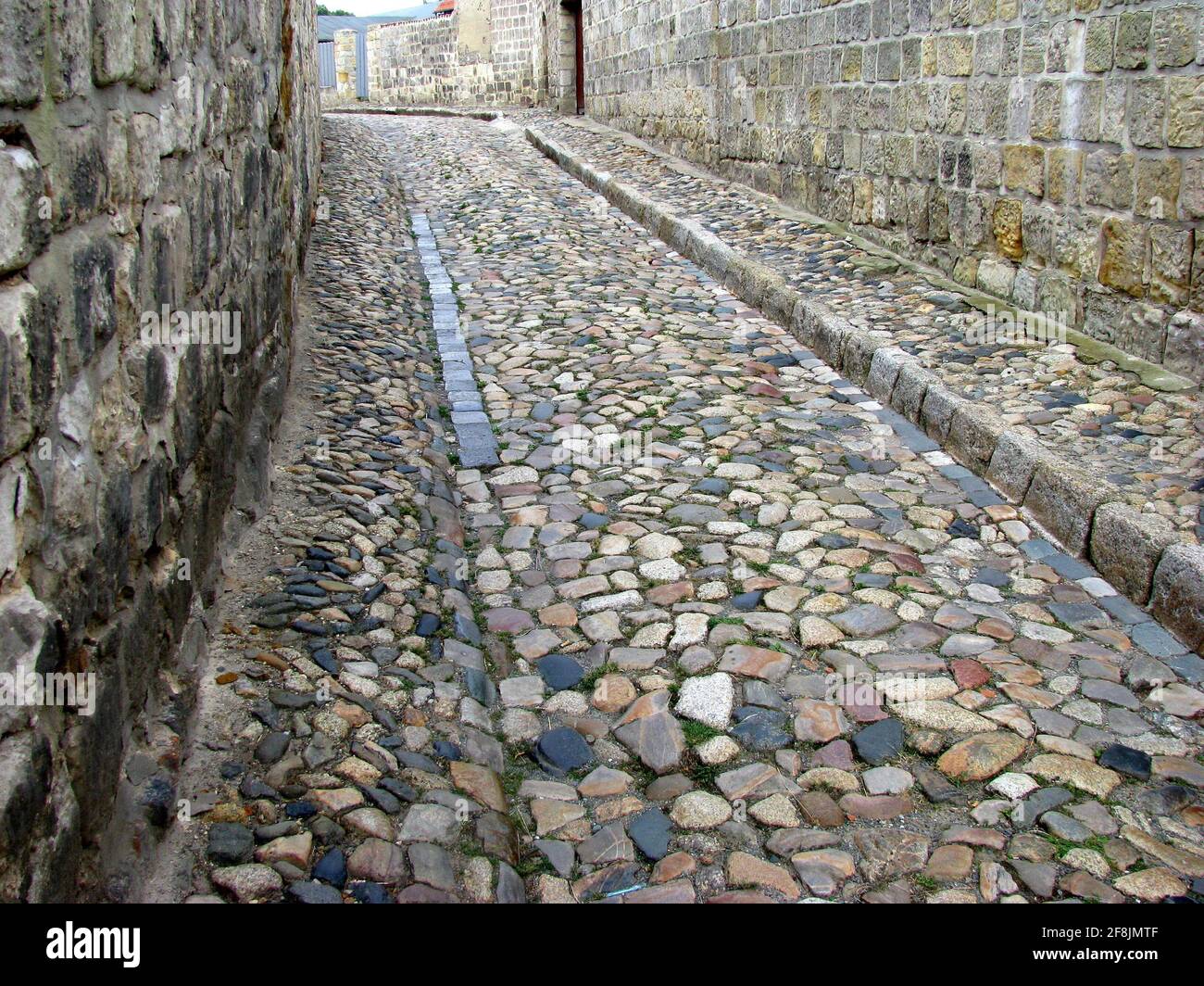 Ancienne route médiévale avec pavés colorés à Quedlinburg Photo Stock ...
