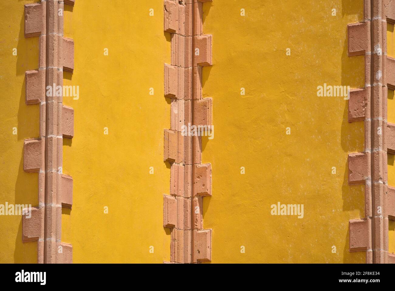 Détails de mur ocre du style baroque Capilla de Aranzazú et de l'ancien ...