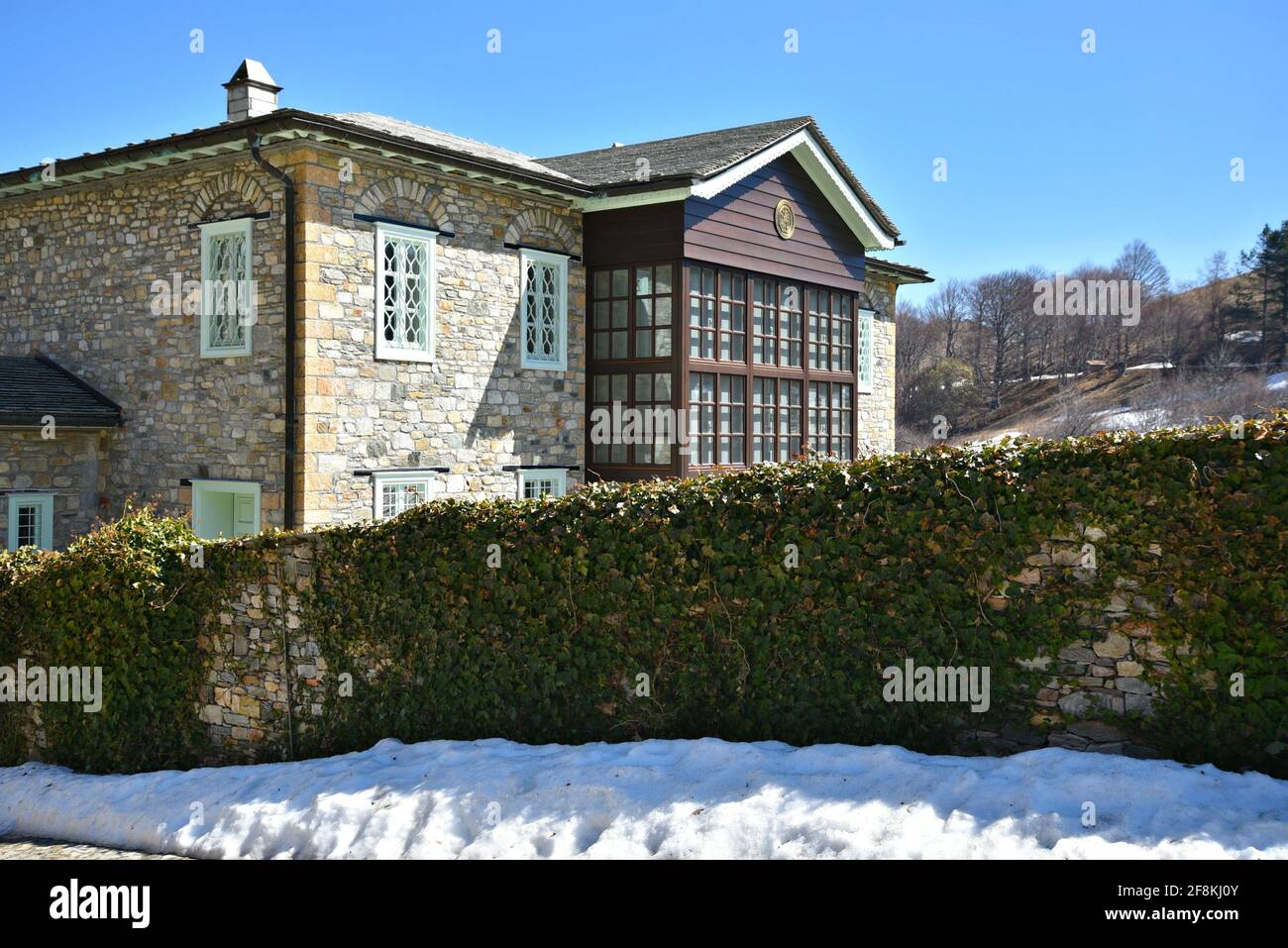 Ce manoir traditionnel en pierre est doté d'une façade en bois faite à ...