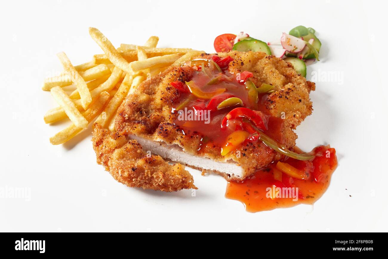 Gros plan de schnitzel de porc pané et poêlé avec une sauce tzigane ...