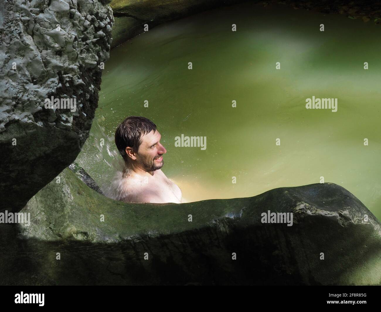 Assis sous la cascade Banque de photographies et d’images à haute ...