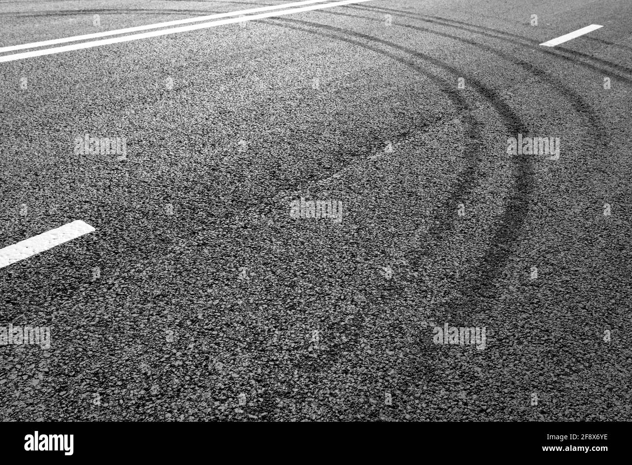 Route asphaltée avec lignes de marquage bandes blanches Photo Stock - Alamy