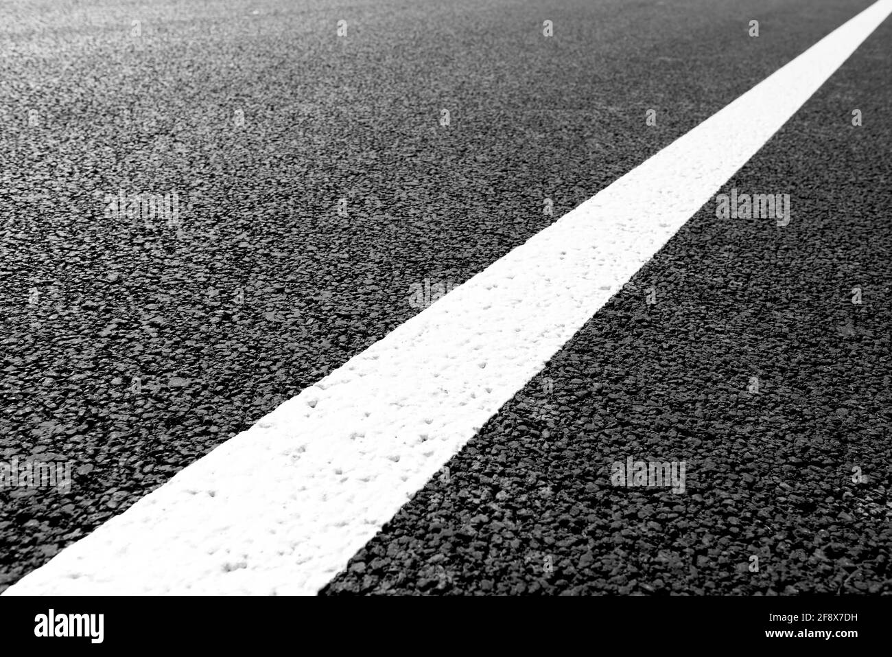 Lignes de marquage routier Banque de photographies et d’images à haute ...