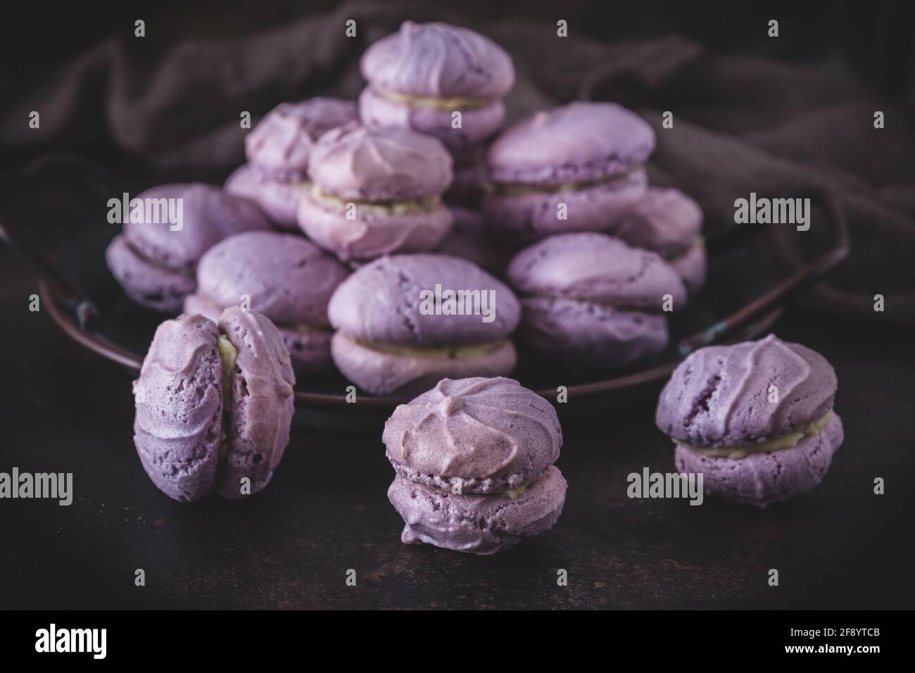 Macaron violet Banque de photographies et d’images à haute résolution ...
