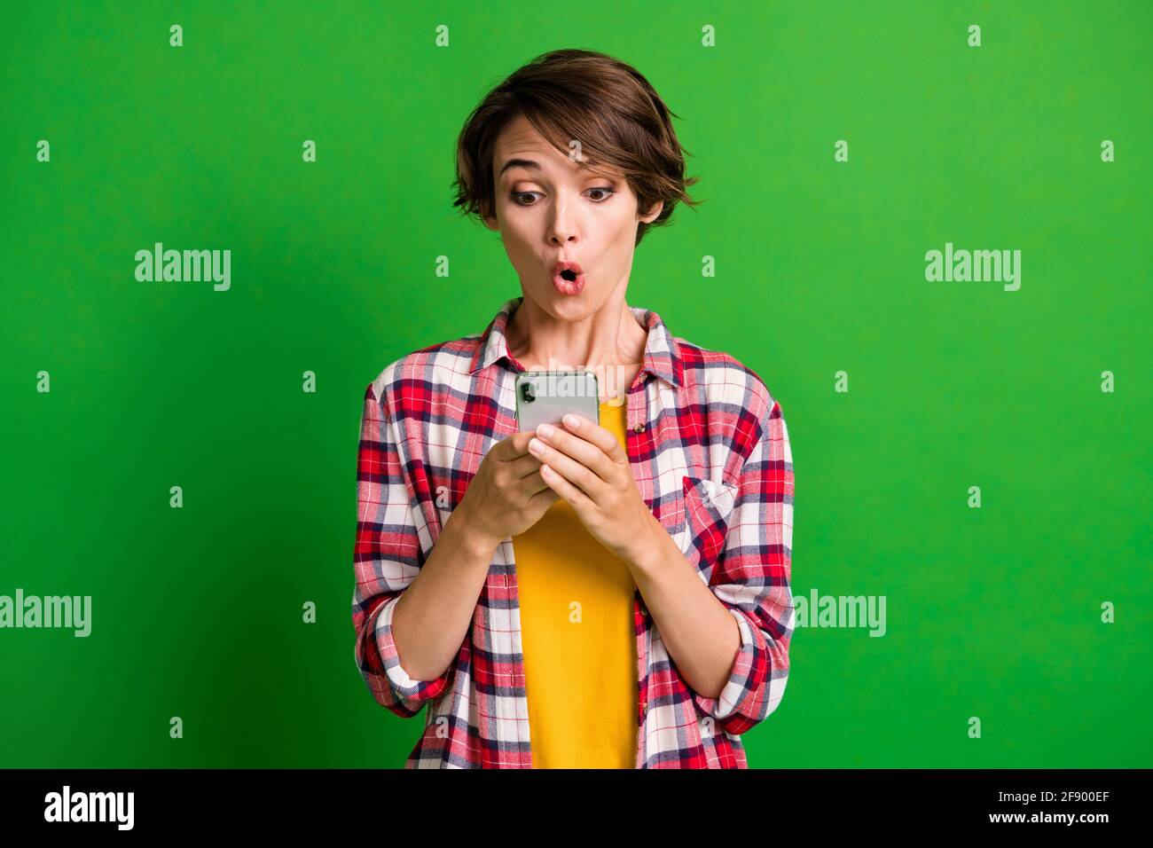 Portrait de la belle dame a impressionné le téléphone regarder la ...