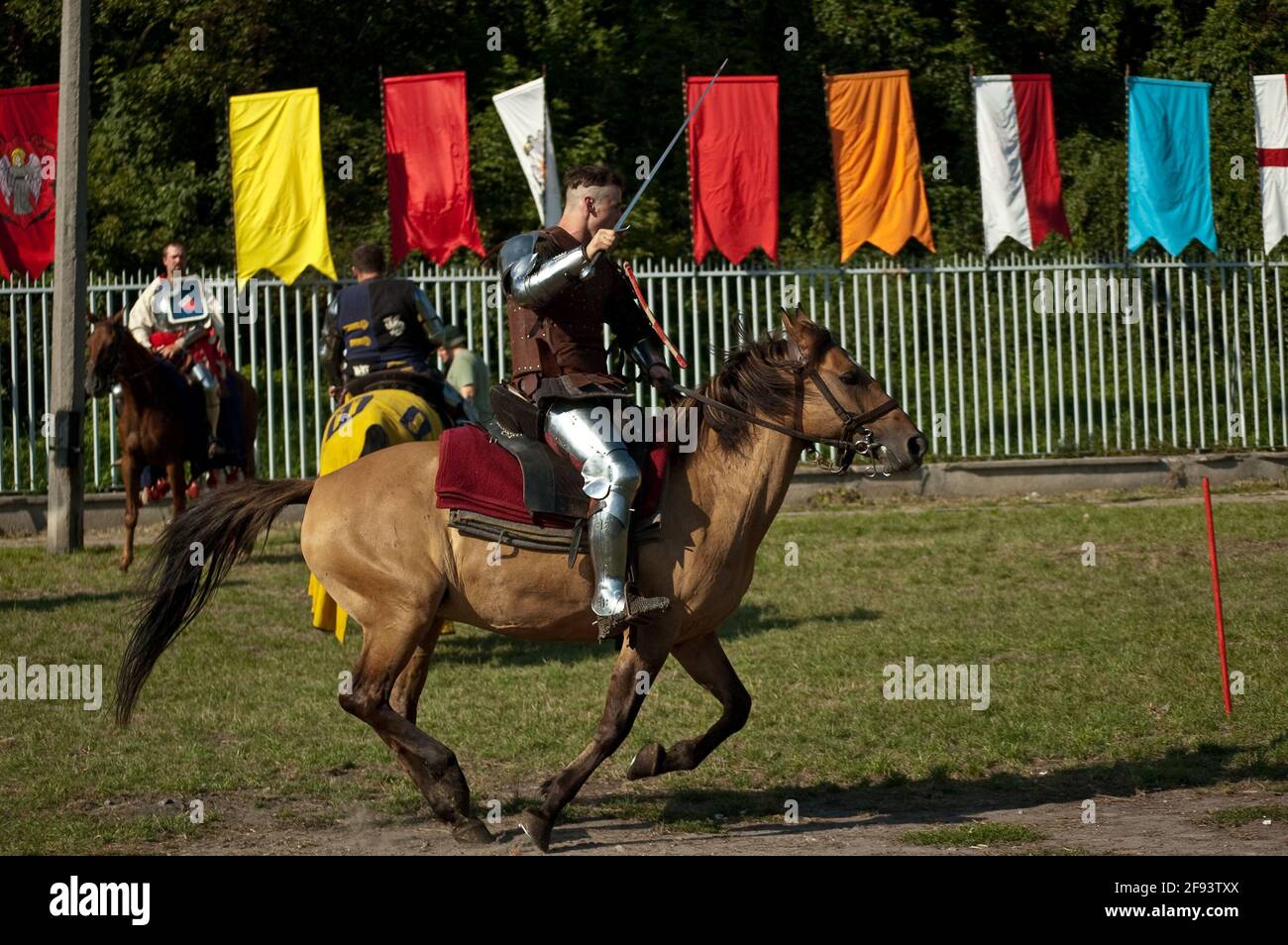 chevalier à cheval avec une épée relevée Photo Stock - Alamy