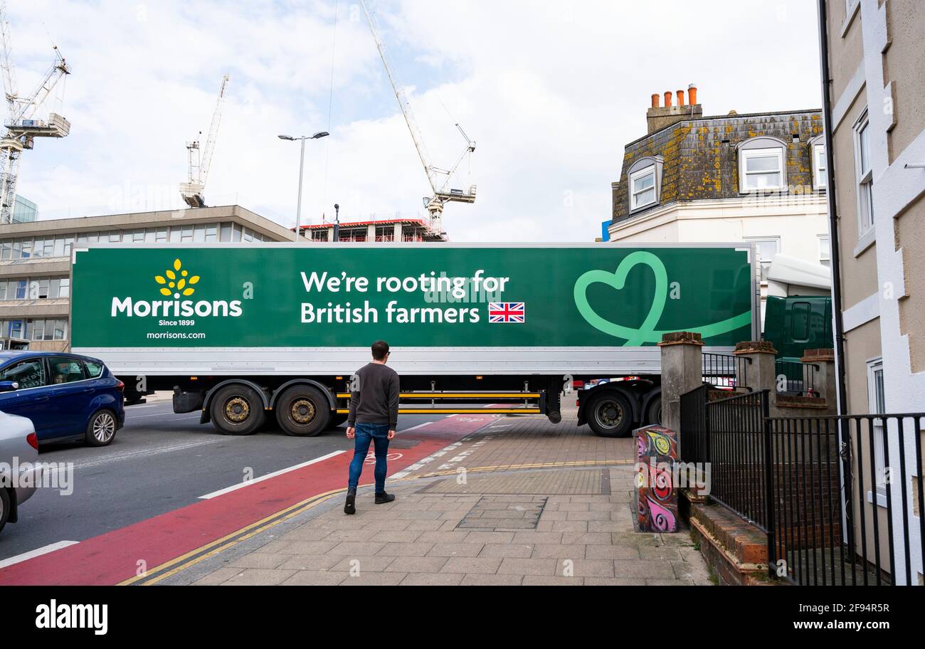 Grand supermarché Morrisons camion de livraison articulé tournant dans ...