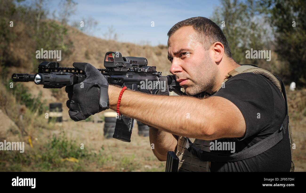Soldat de l'armée militaire en action tir tactique au combat à partir d ...