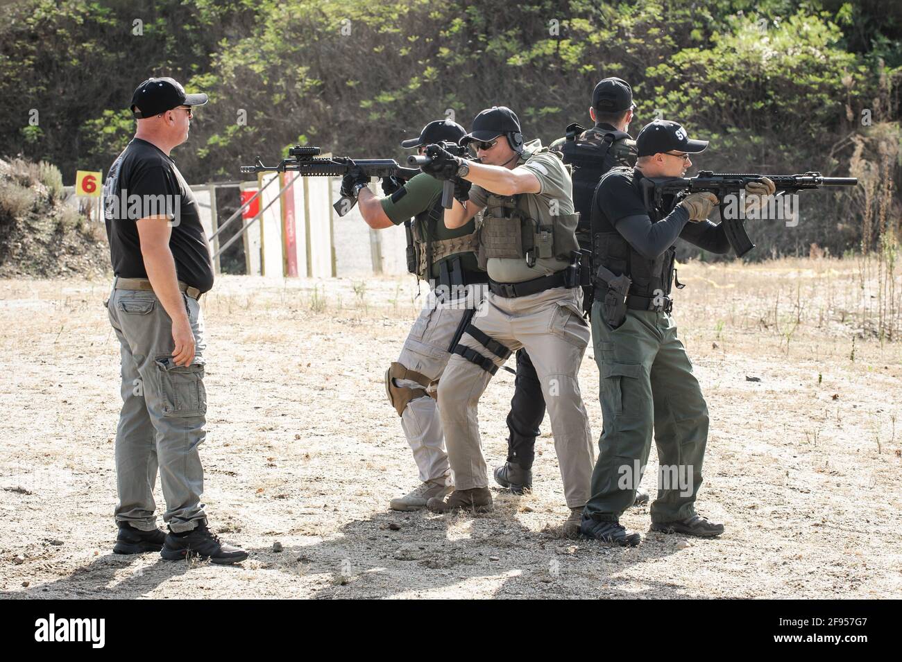 Les soldats de l'armée militaire en action le tir tactique au combat à ...