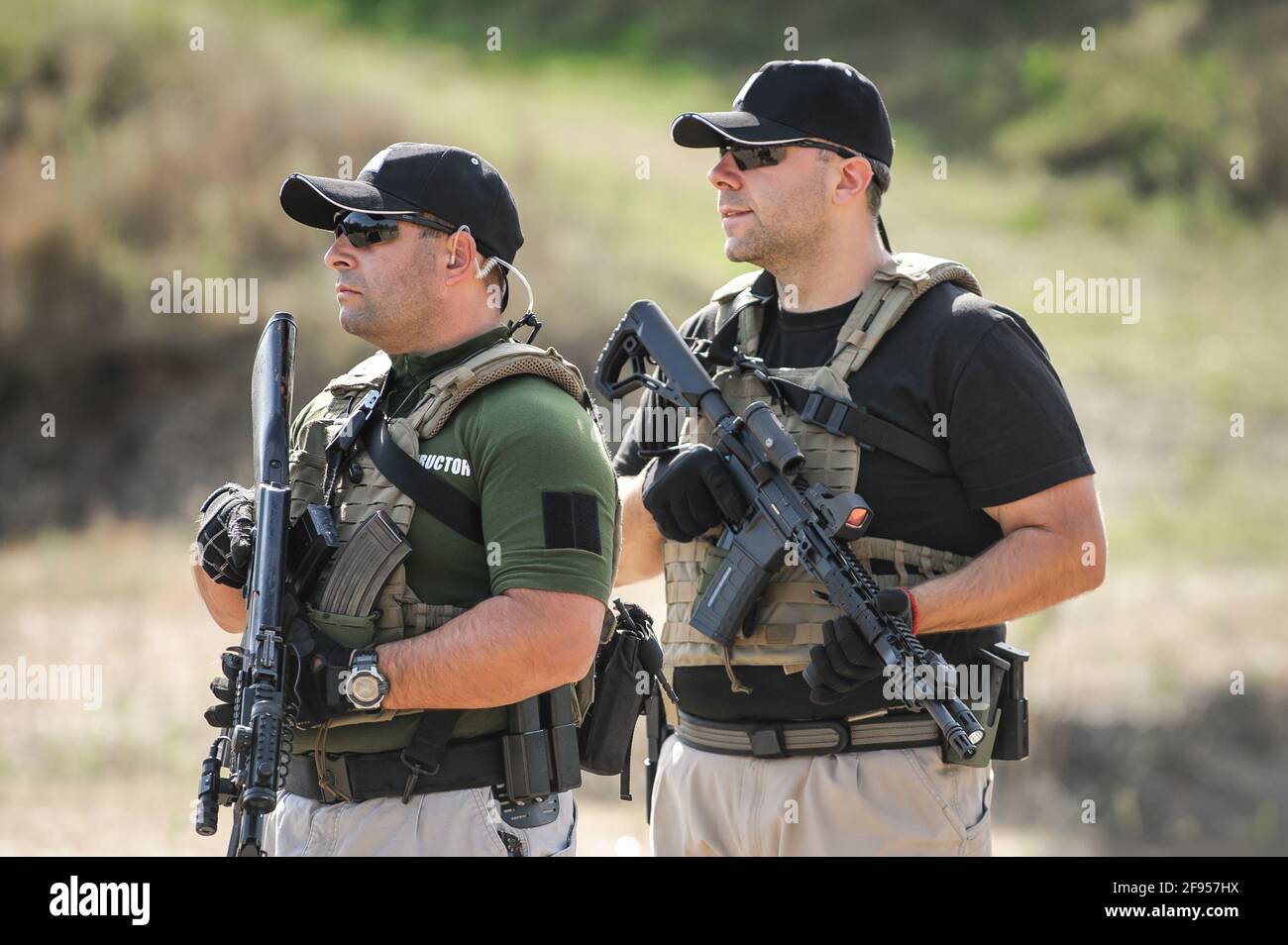 Les soldats de l'armée militaire en action le tir tactique au combat à ...