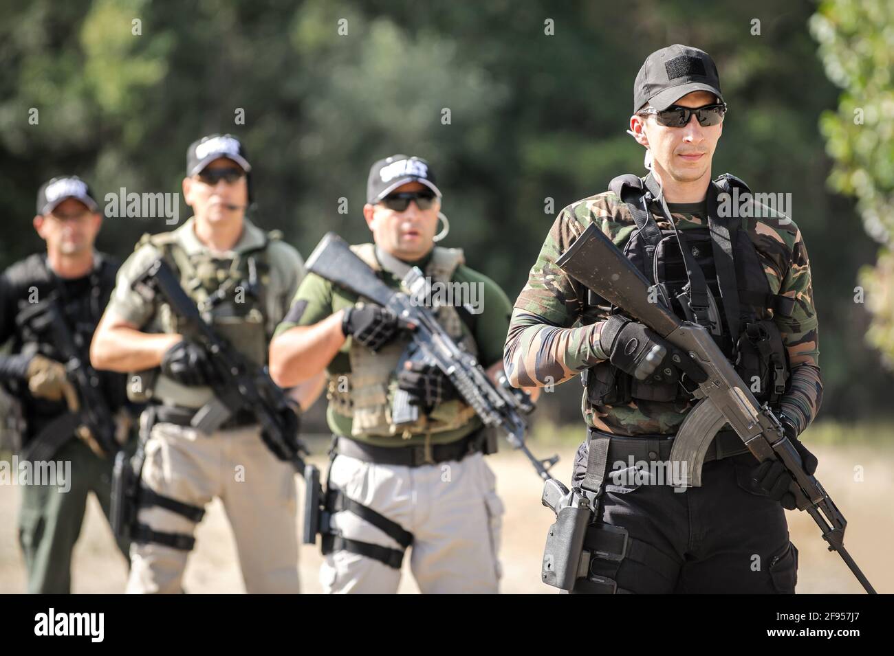 Les soldats de l'armée militaire en action le tir tactique au combat à ...