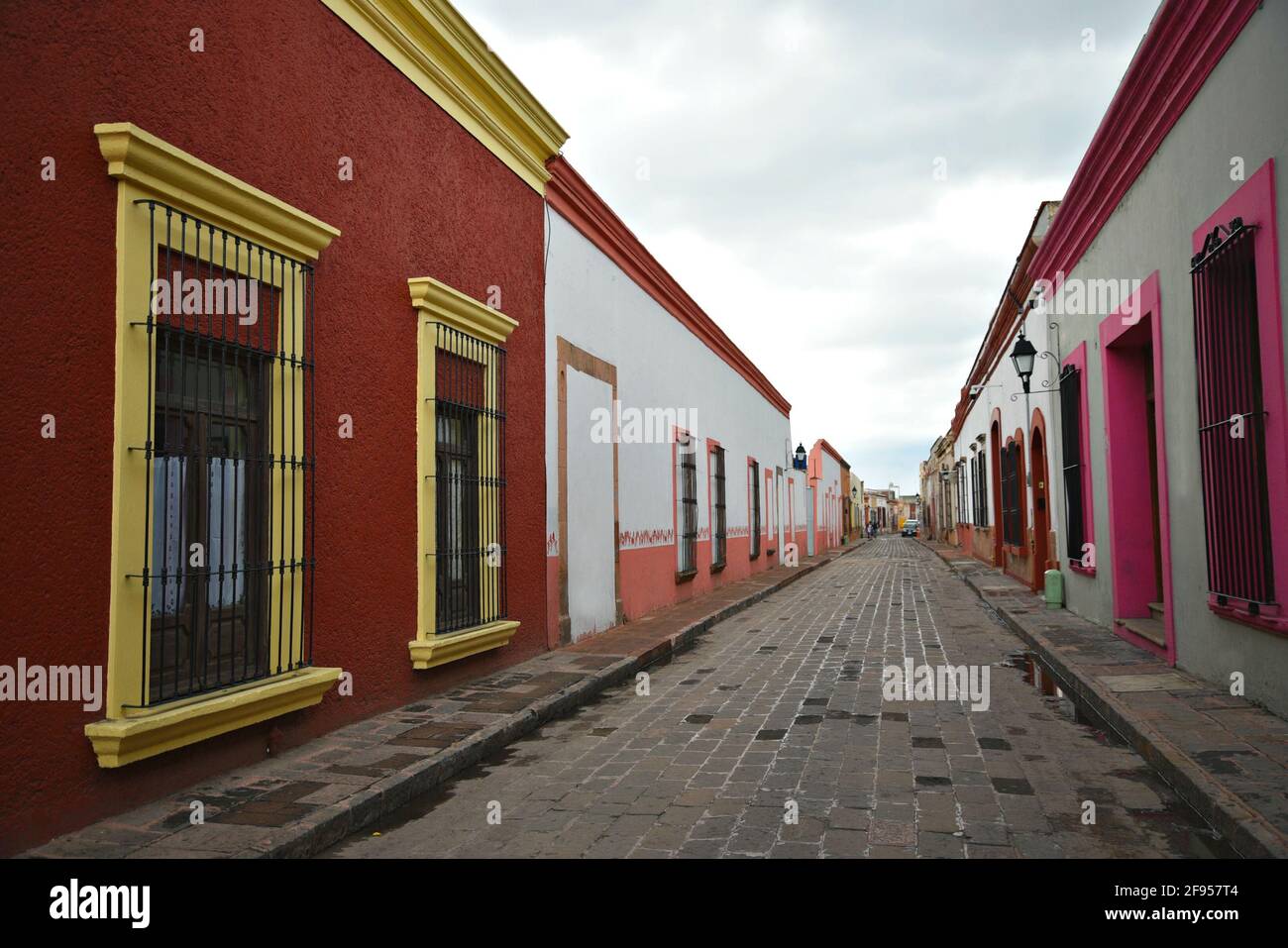 Bâtiments coloniaux aux murs de stuc colorés sur les rues pavées de ...