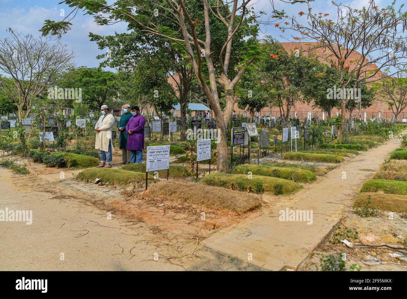 Un membre de la famille déclare une prière pour son parent, la personne ...